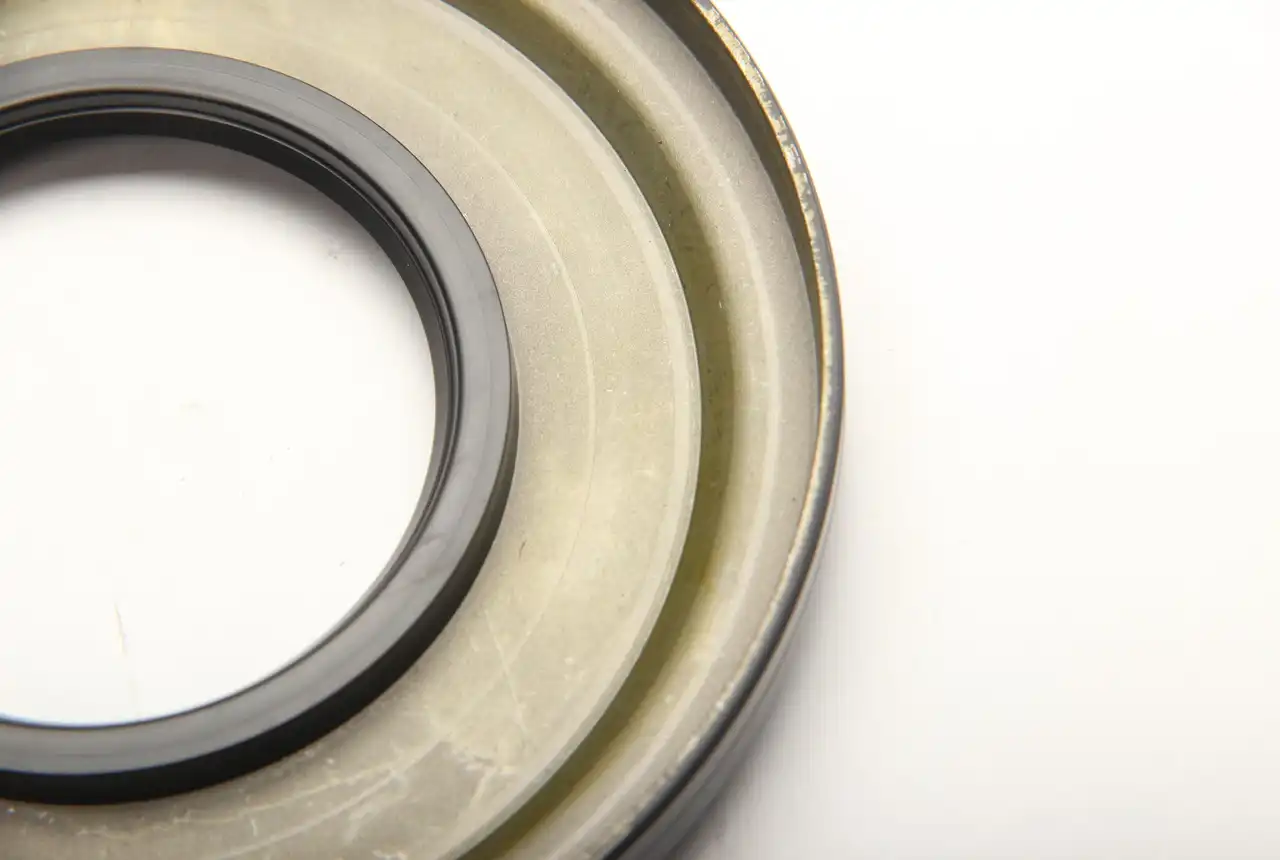 Сальник ступицы задний наружний на HD78, HD72, HD65 - 5282045210 ...